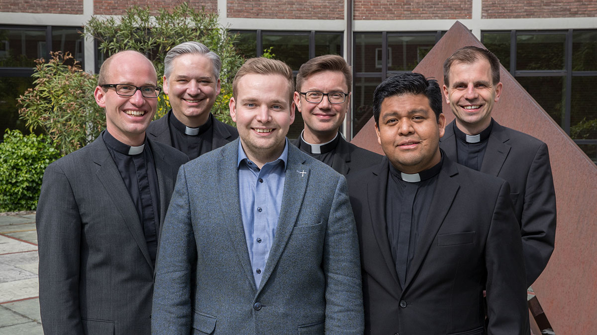 Kardinal Woelki weiht sieben Diakone zu Priestern | Erzbistum Köln