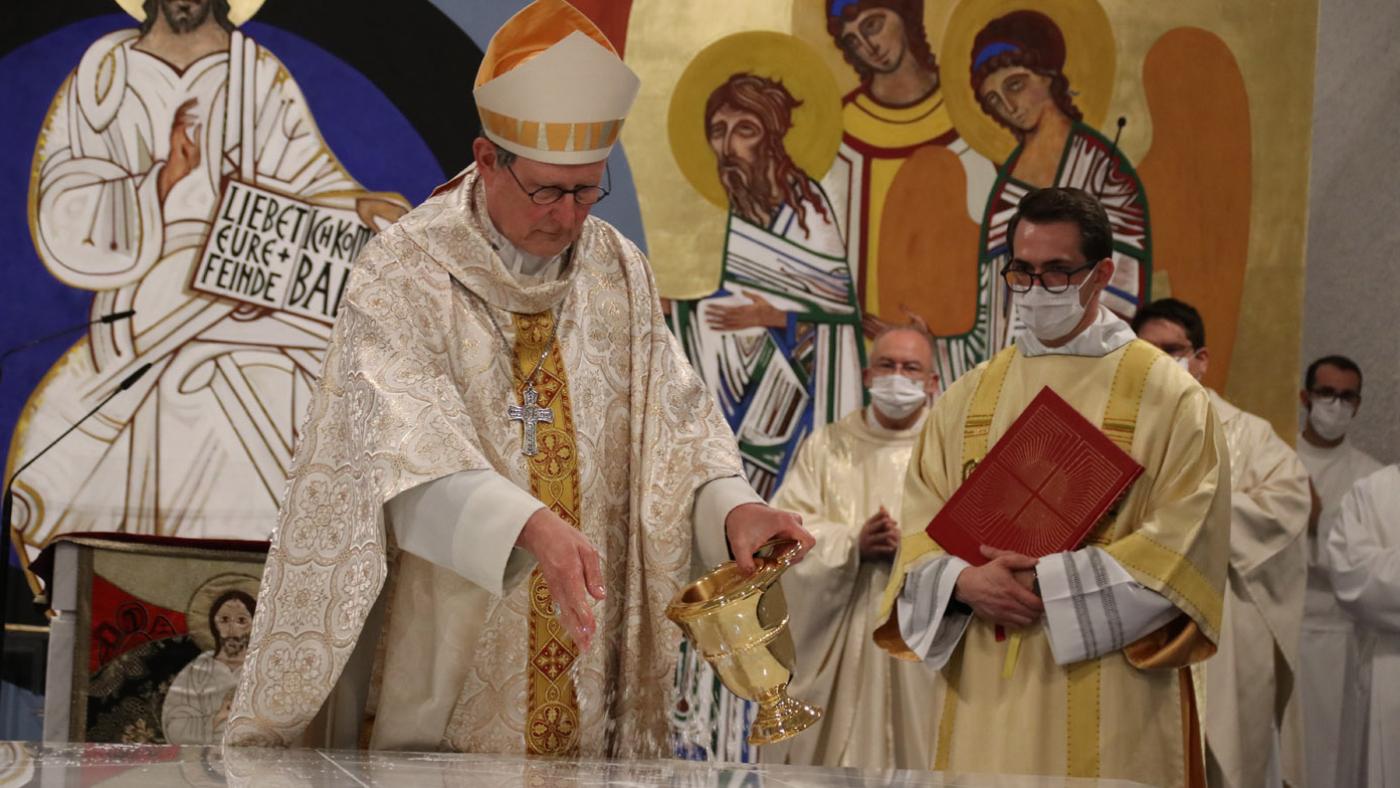 Symbol des gegenwärtigen Christus: neuer Altar im Priesterseminar ...