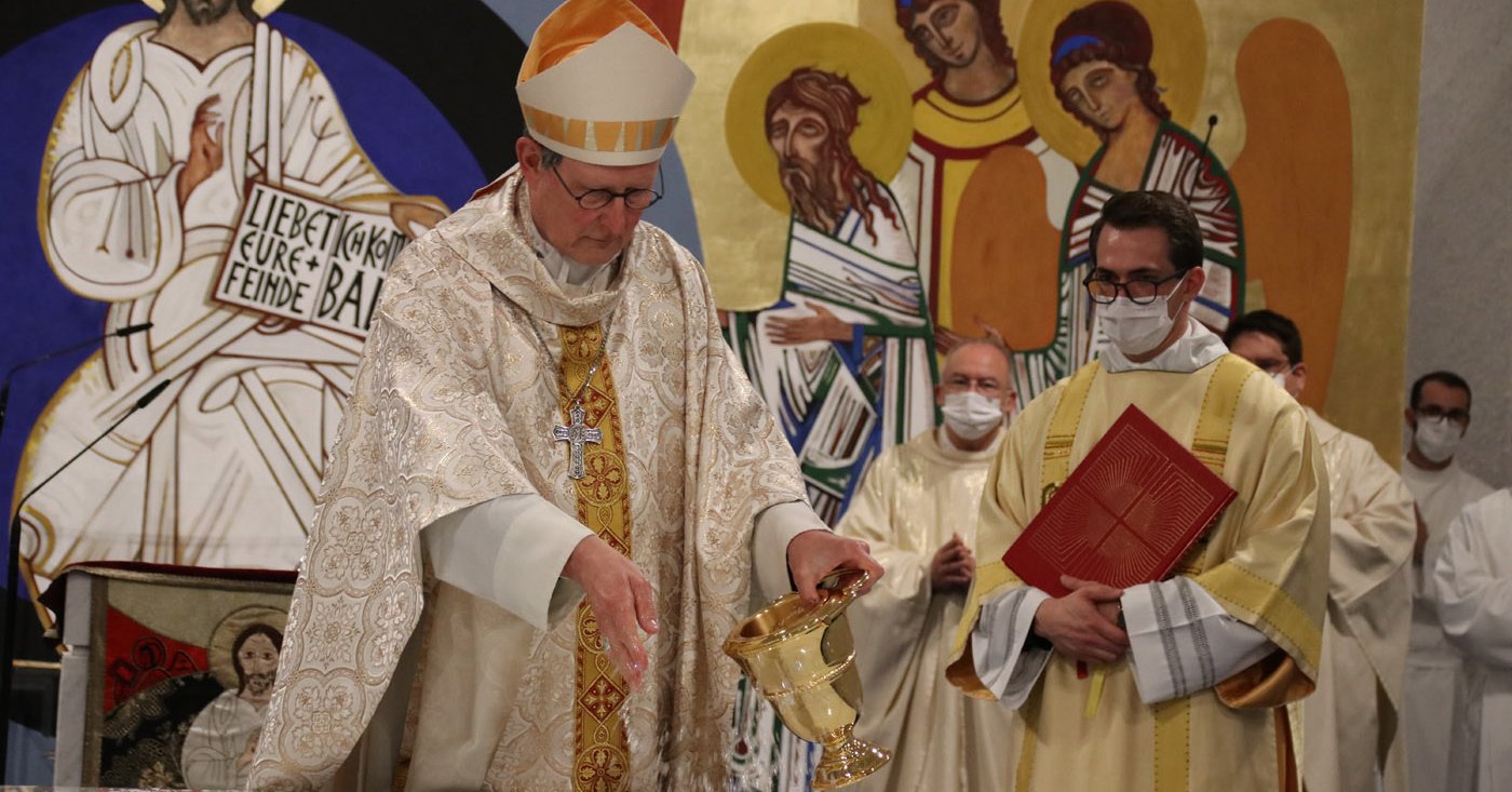 Symbol des gegenwärtigen Christus: neuer Altar im Priesterseminar ...