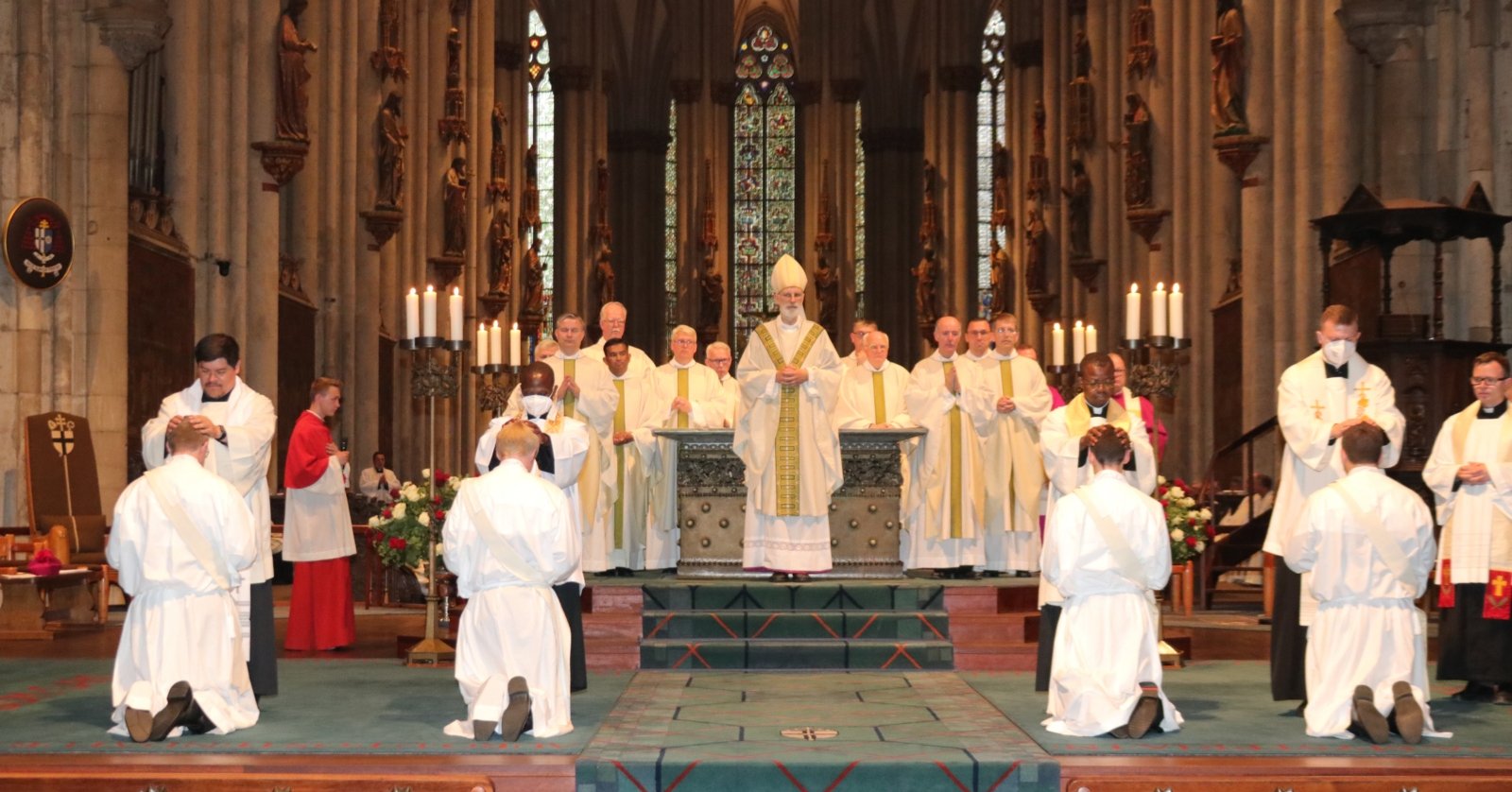 Priesterweihe 2022: Weihbischof Puff weiht vier junge Männer