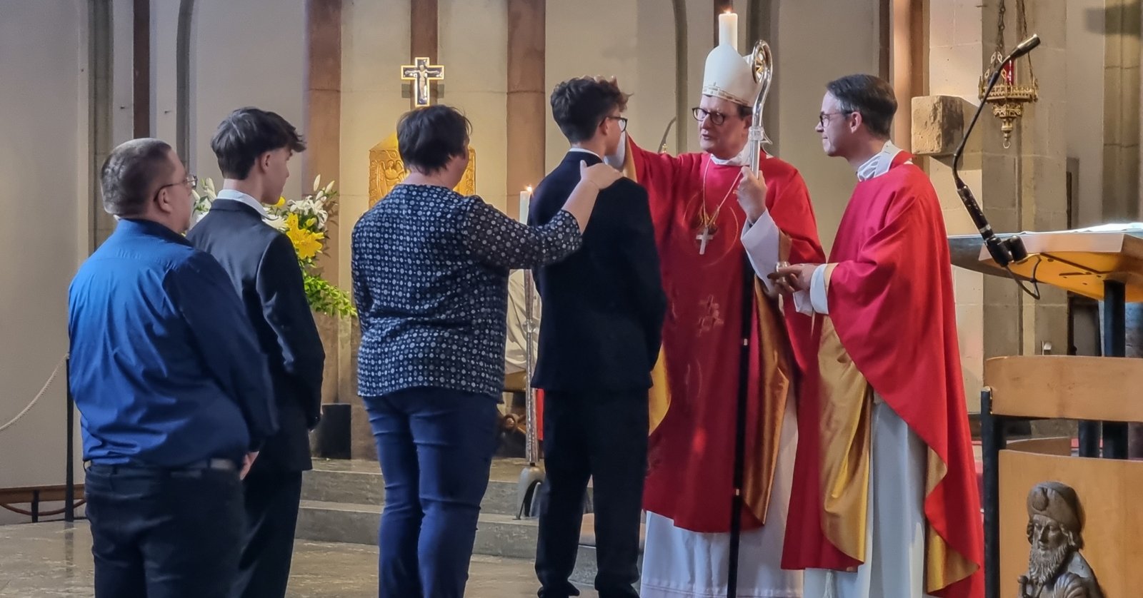 Kardinal Woelki spendete Firmung in Neuss