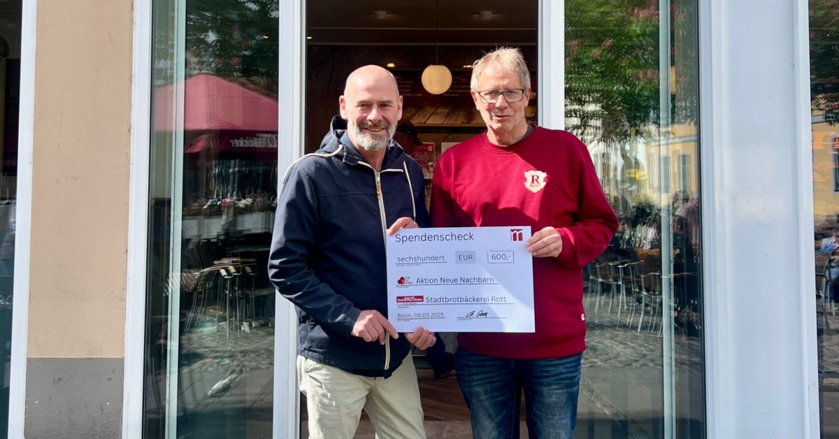 Scheckübergabe in Bonn: Osterlamm-Aktion zugunsten der Aktion Neue Nachbarn
