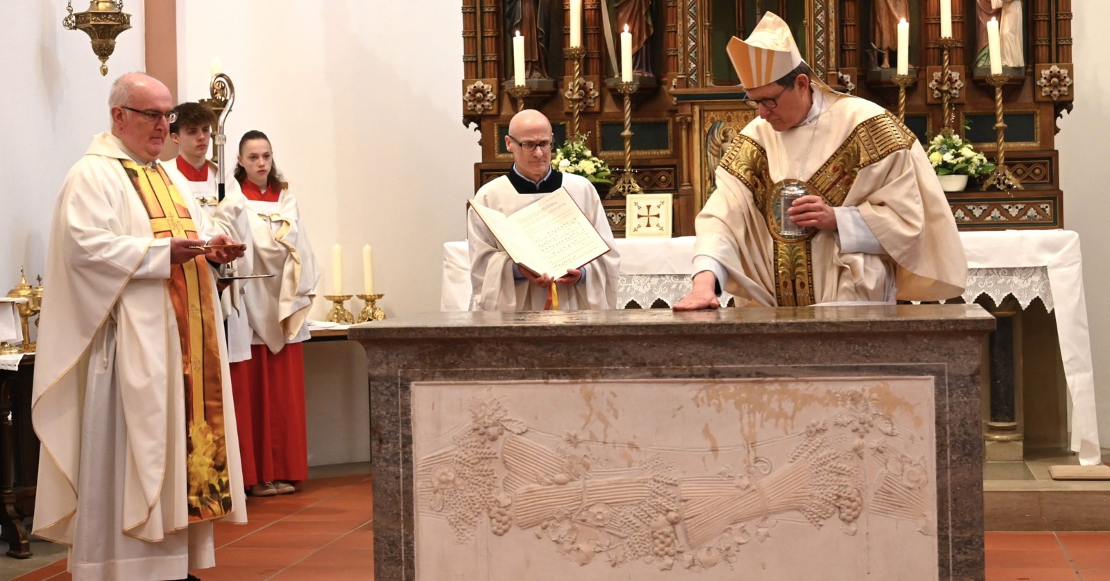 Kardinal Woelki weiht Altar in Wipperfürth-Wipperfeld